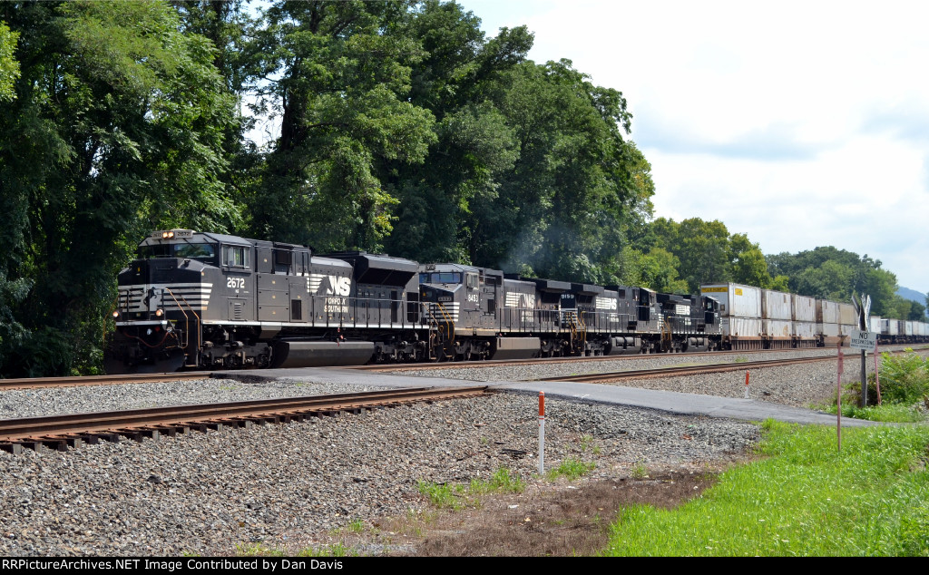 NS SD70M-2 2672, NS C40-8W 8453 and two Dash 9s lead 21M west